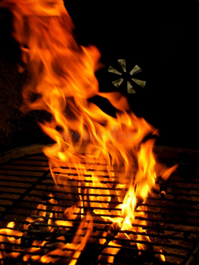 Feuer auf BBQ-Grill stockbild. Bild von schwarzes, draussen - 3539807