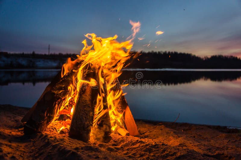 Lagerfeuer durch den See stockfoto. Bild von abend, picknick - 5712370