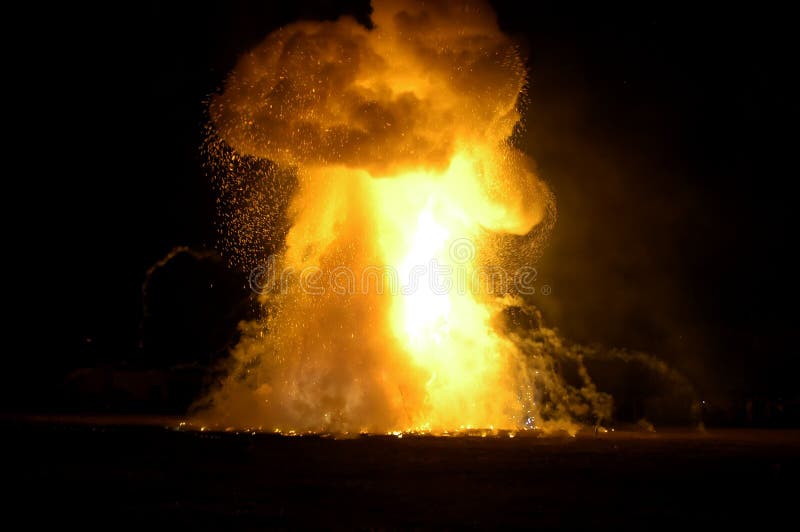 Feuer explodiert stockfoto. Bild von explosiv, notfall - 1827542