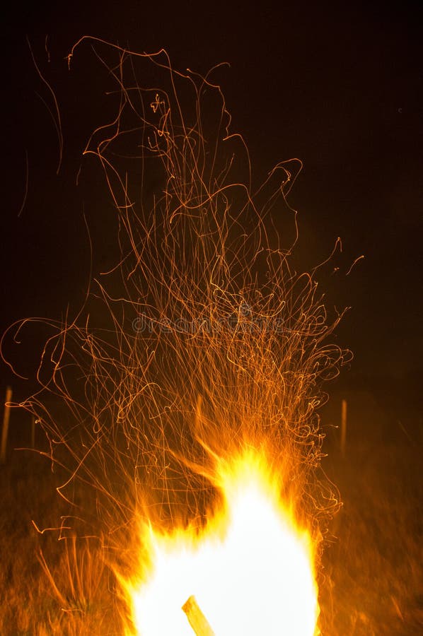 Funken Von Einer Feuernacht Im Wald, Die In Den Himmel Fliegt Feuern ...