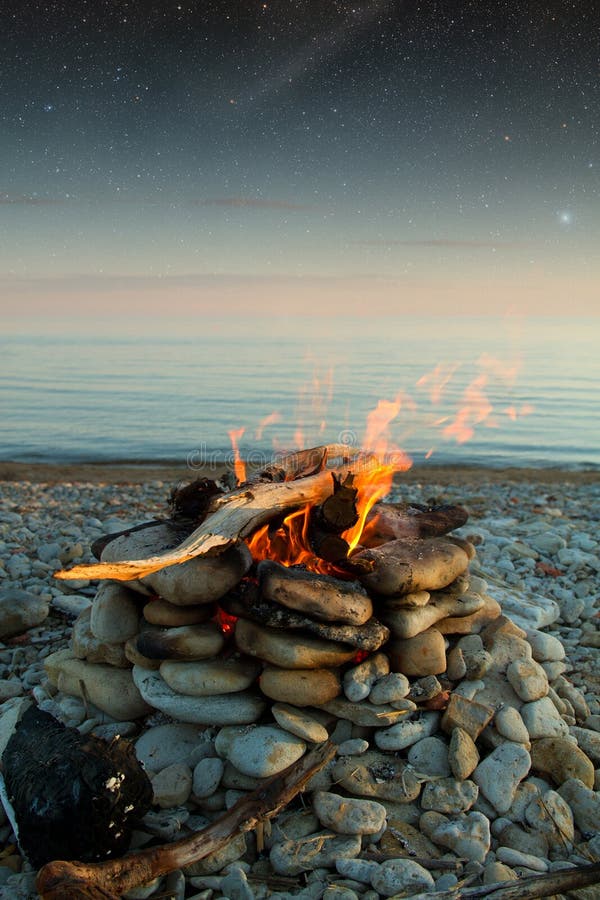 Lagerfeuer durch den See stockfoto. Bild von abend, picknick - 5712370