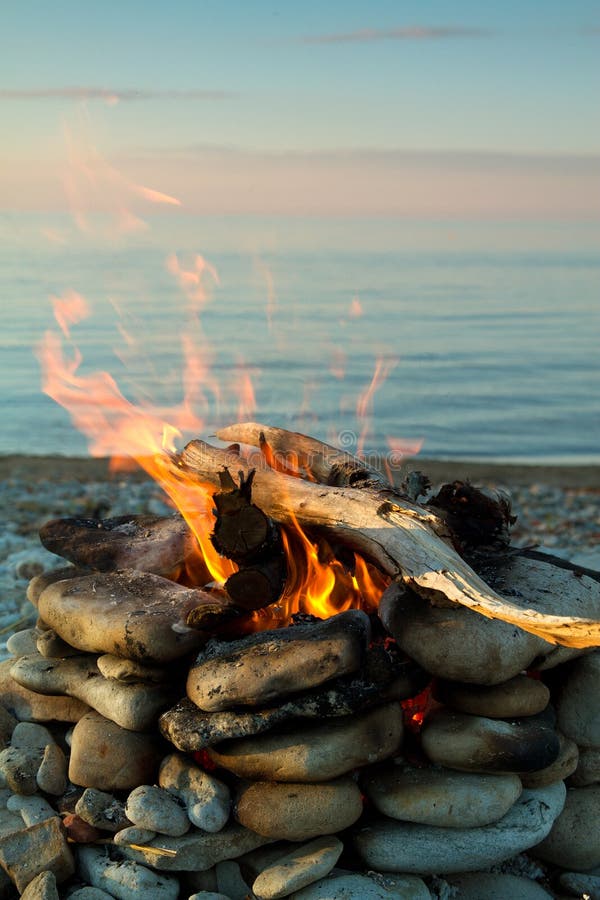 Lagerfeuer durch den See stockfoto. Bild von abend, picknick - 5712370
