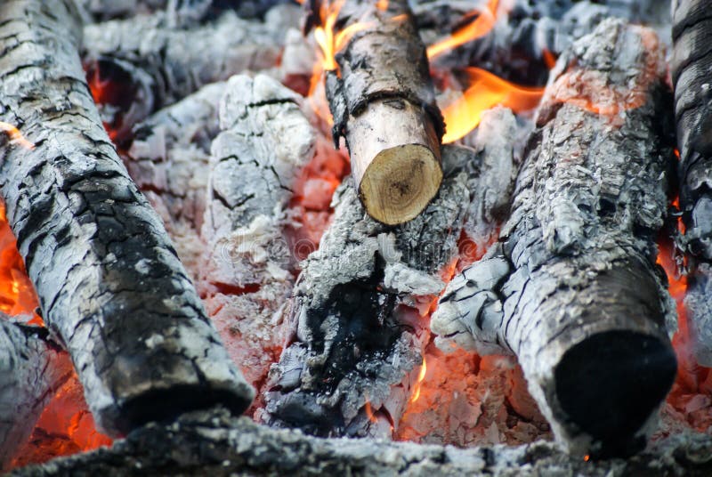 Kohlen Und Asche. Brennendes Feuer Stockfoto - Bild von braten, kochen ...