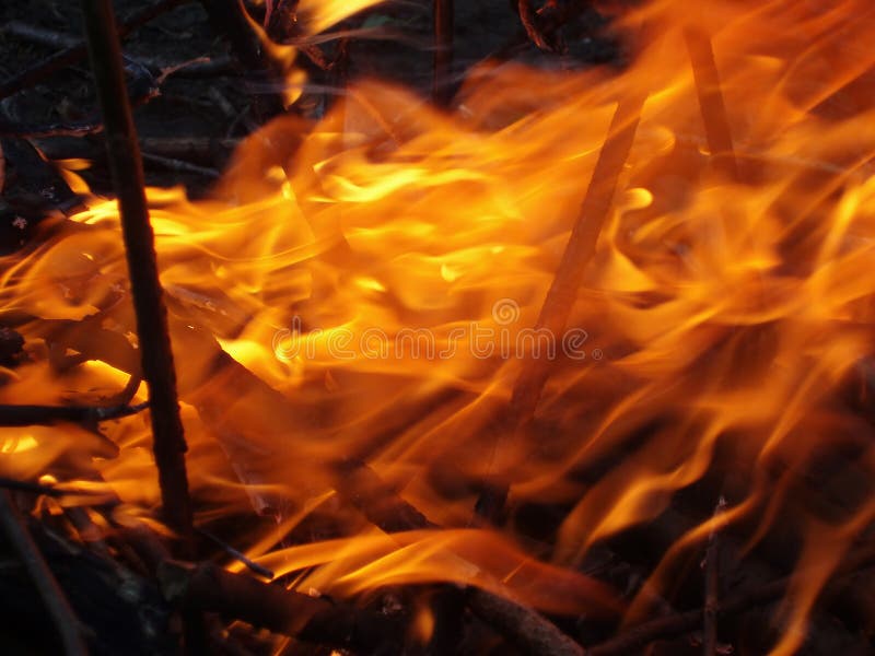 Feuer und Flammen stockfoto. Bild von wärme, brand, belichtet - 233144