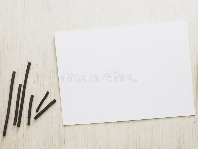 Feuille Blanche Et Stylo Sur Bureau En Bois Clair Photo stock - Image ...