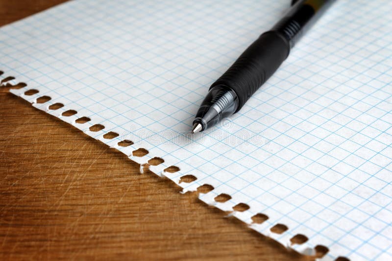 Feuille De Papier Avec Le Stylo Image stock - Image du feuille ...