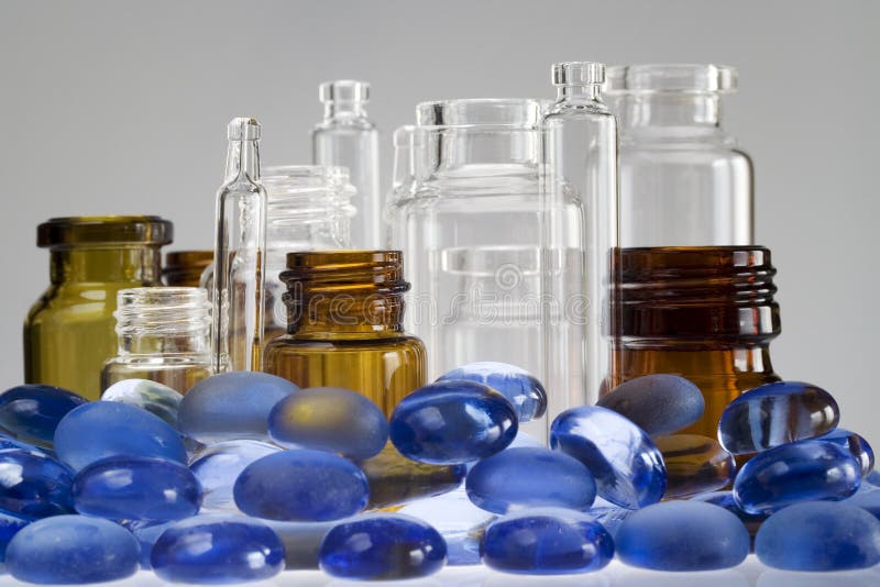 Fiale farmaceutiche II immagine stock. Immagine di apotecario - 4477845
