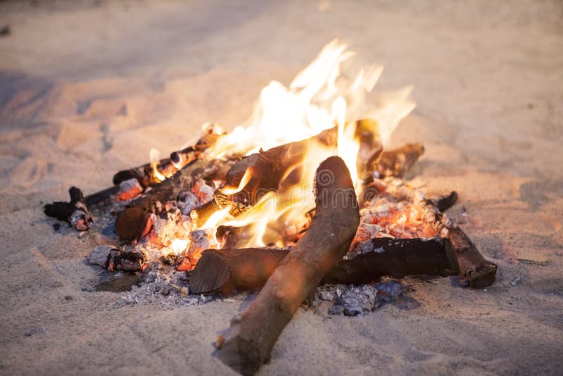Fiamma Del Fuoco Su Una Spiaggia Sulla Sabbia Fotografia Stock ...