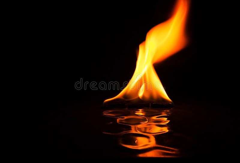 Combustione Del Fuoco Su Un Fondo Nero Struttura Di Fuoco, Fiamma Su Un ...