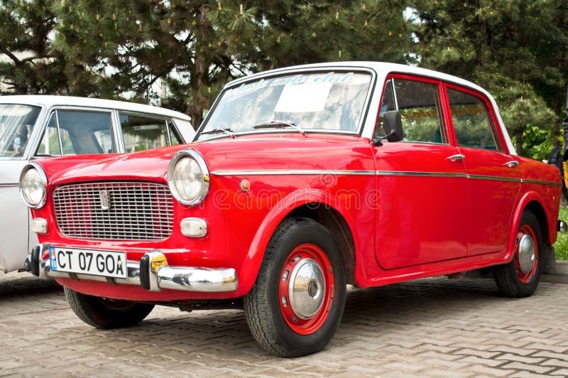 Fiat-altes Auto redaktionelles stockfotografie. Bild von fünfzigern ...