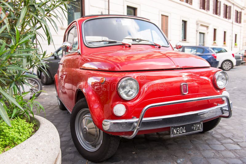 Geel Die Fiat 500 in Rome Wordt Geparkeerd Stock Afbeelding - Image of ...