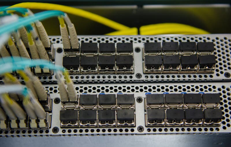 A Fibra Conecta Ao Interruptor Do SAN Foto de Stock - Imagem de cubo ...