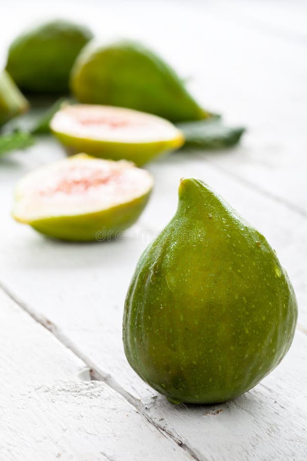 Fichi verdi, Fioroni immagine stock. Immagine di orizzontale - 19973779