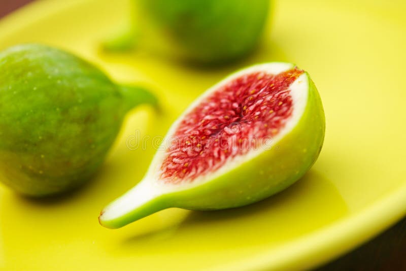 Fichi verdi freschi immagine stock. Immagine di viola - 12619931