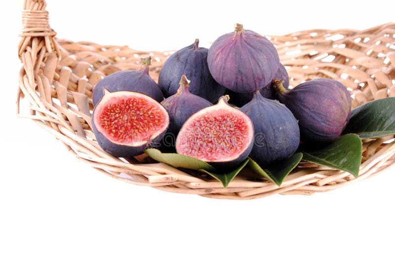 Fichi Viola in Un Cestino Della Paglia Fotografia Stock - Immagine di ...