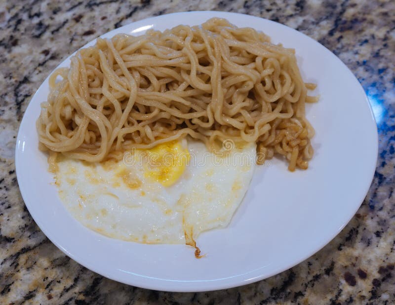 Fideo De Huevo En Placa Blanca Imagen de archivo - Imagen de ...
