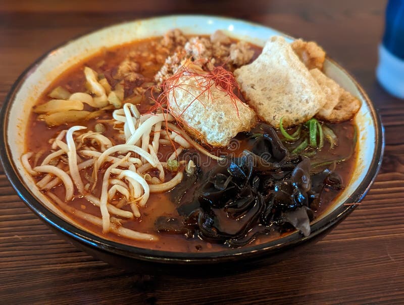 Fideos De Ramen Picantes Algas De Cerdo Foto de archivo - Imagen de ...