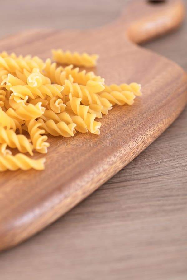 Fideos De Rosca Completa En La Tabla De Corte Imagen de archivo ...
