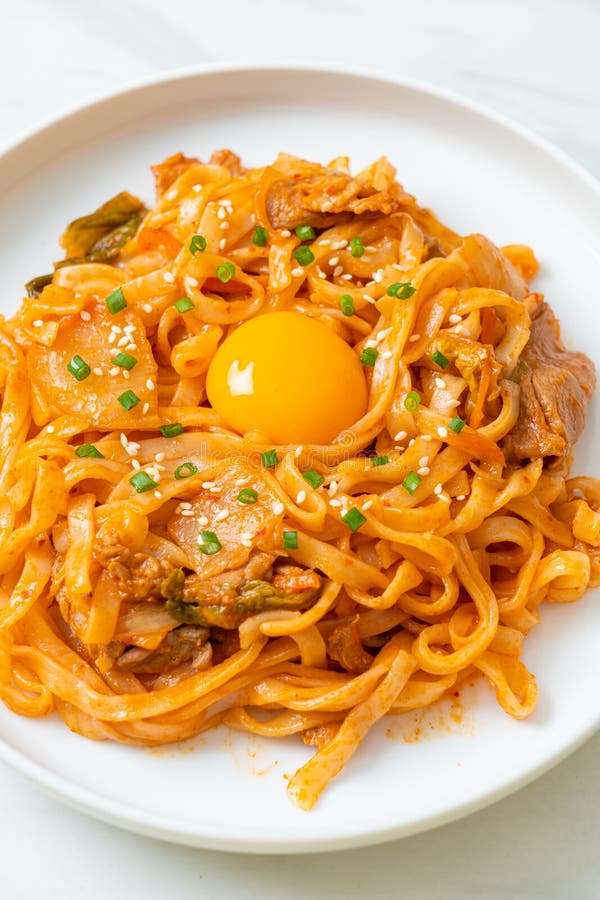 Fideos De Udon Con Kimchi Y Cerdo Imagen de archivo - Imagen de blanco ...