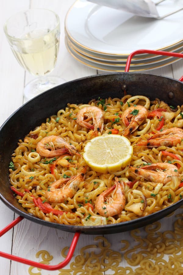 Fideua De Marisco, Paella Da Massa Do Marisco, Culinária Espanhola ... Fideua De Marisco, Paella Da Massa Do Marisco, Culinária Espanhola ...