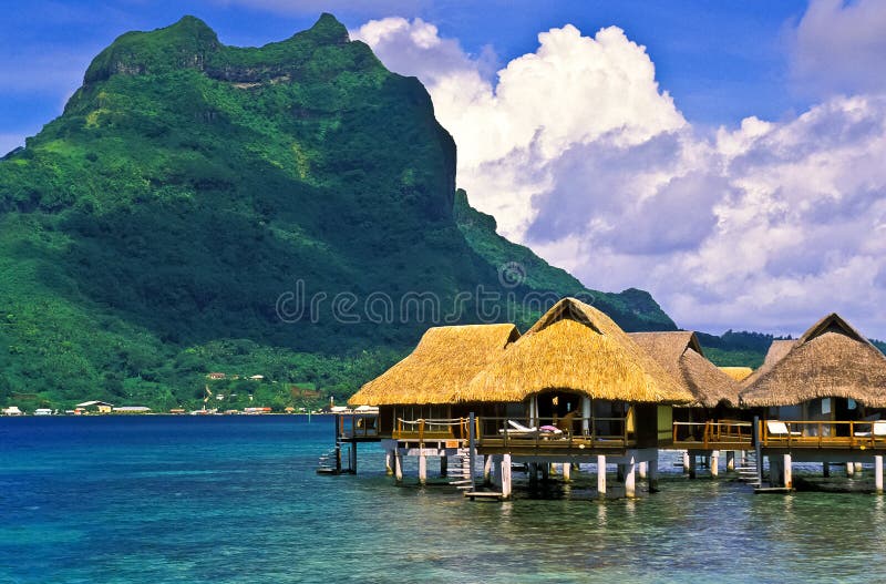 Fidschi-Insel Hütten stockbild. Bild von struktur, wolken - 55433561