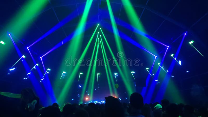 Fiesta De Gente Divertida Techno DJ París Imagen de archivo - Imagen de ...