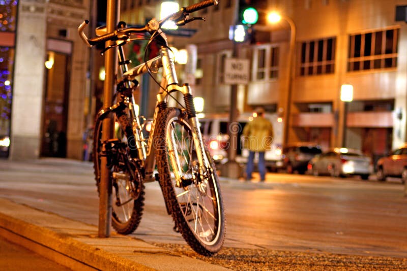 Fiets in de stad stock foto. Image of motie, licht, beweging - 5449488