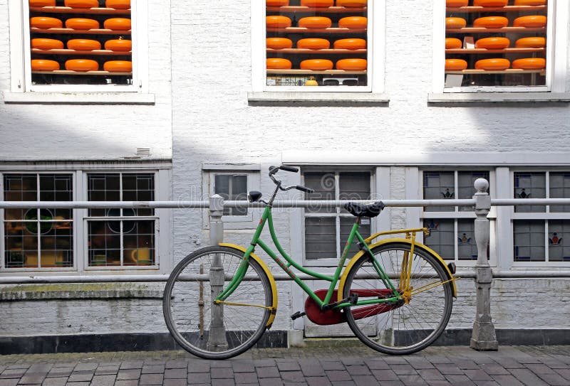 Fiets En Kaas in Stad Delft - Symbool Van Nederland Redactionele Stock ...