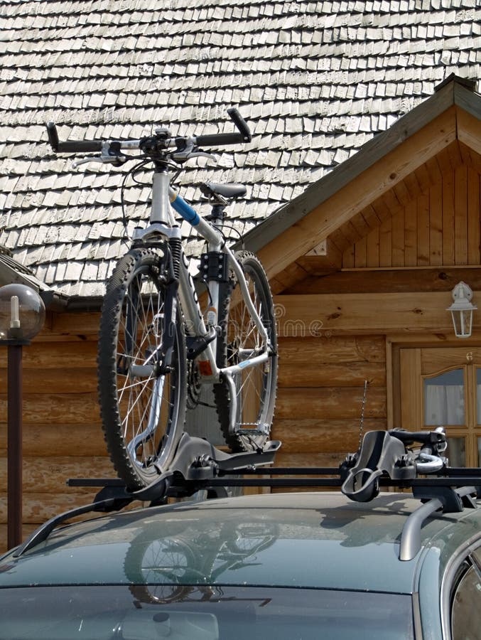 Fiets Gemonteerd Op Het Dak Van Een Auto Stock Afbeelding - Image of ...