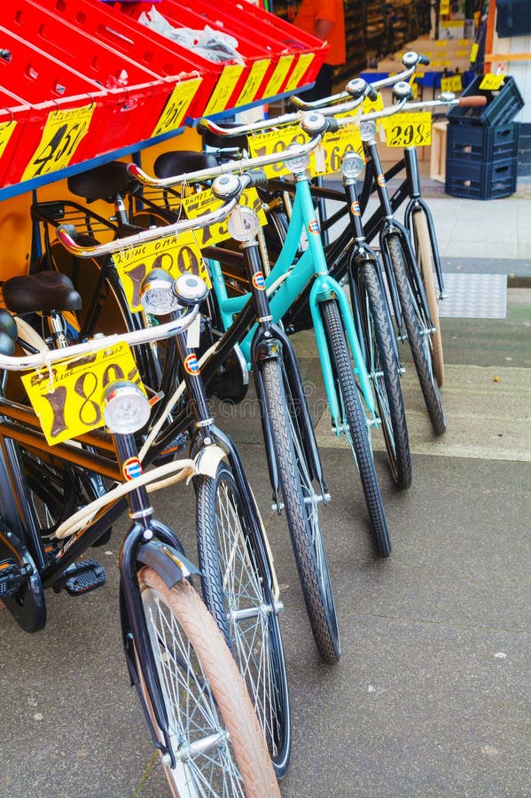 Verkoop Van Fietsen Op De Straat Redactionele Afbeelding - Afbeelding ...