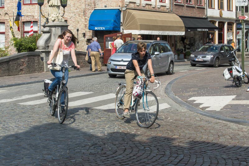 Twee Mensen Die Een Fiets Berijden Op De Straat Redactionele Fotografie ...