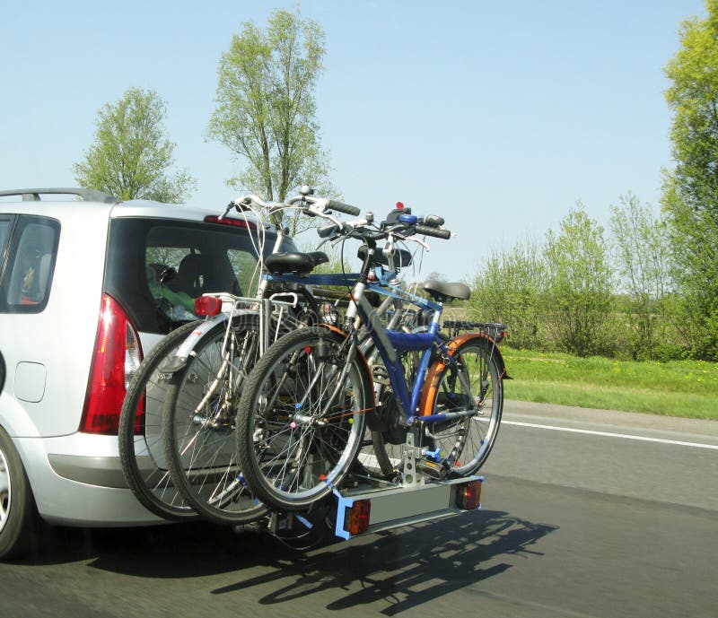 Fietsen op een auto stock foto. Image of lopen, vrijetijdsbesteding ...