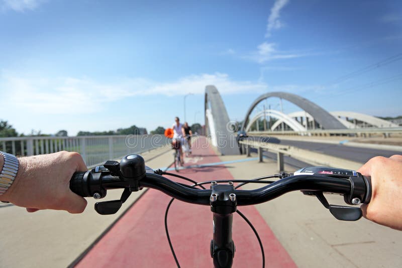 Fietser stock foto. Image of brug, stad, levensstijl - 21713850