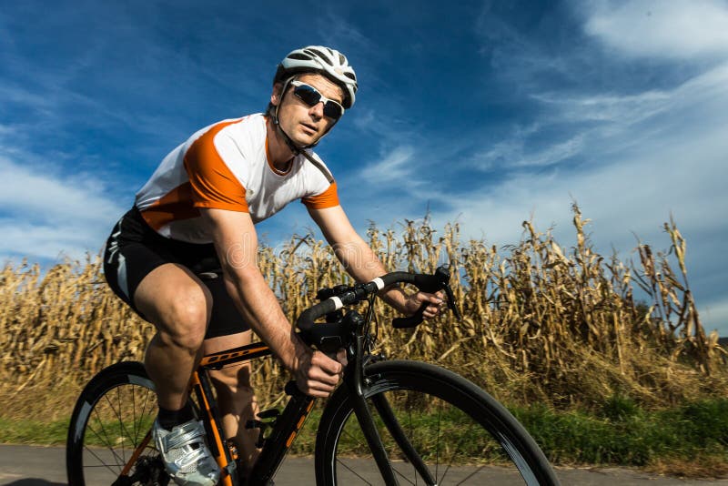 Fietser in een kromme stock afbeelding. Image of vitaliteit - 27219169