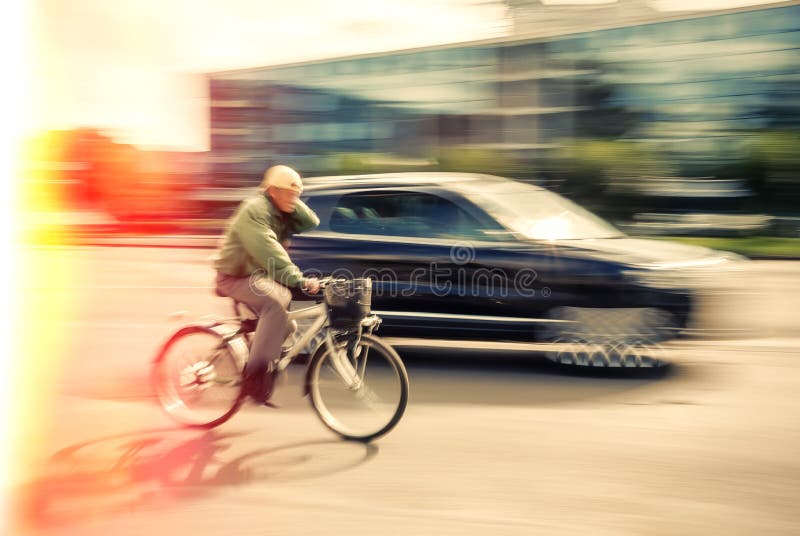 Fietser En Een Auto Op De Straat Stock Afbeelding - Image of verkeer ...