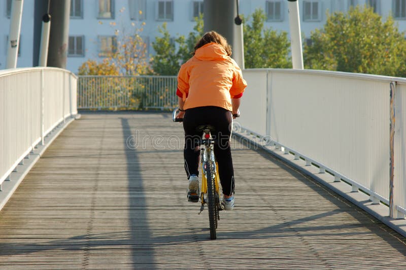 Fietser op de brug stock foto. Image of verlies, sport - 1491472