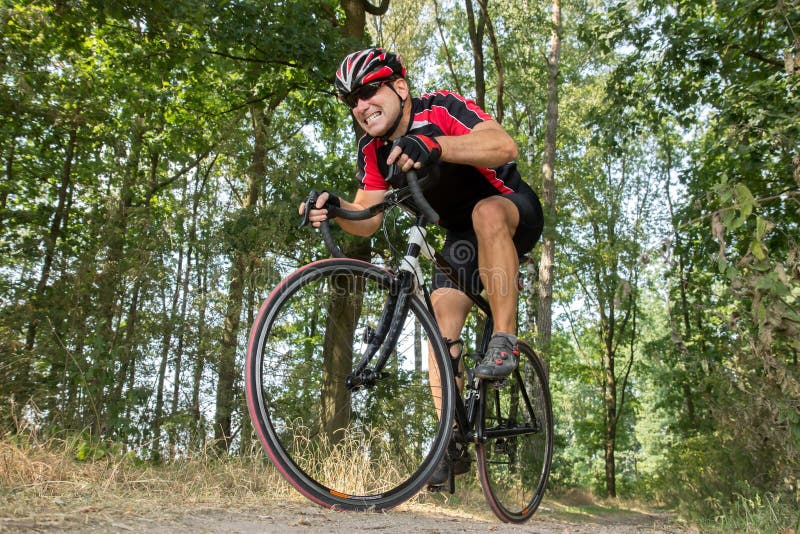 Fietser Op De Ritten Van Een Wegfiets in Het Terrein Stock Afbeelding ...