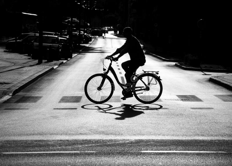 Fietser Op De Straat in De Stad Stock Foto - Image of volwassen ...