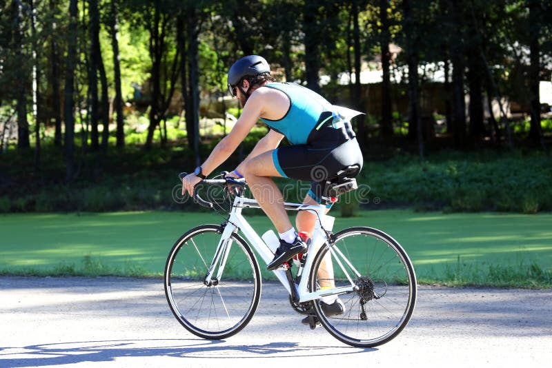 Fietser Op Fietsritten Op De Weg Redactionele Foto - Image of sport ...