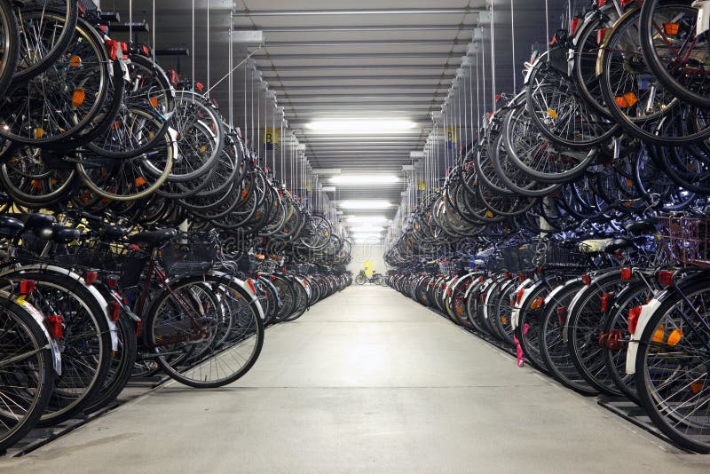 Fiets bij een garage stock afbeelding. Image of industrieel - 89233917