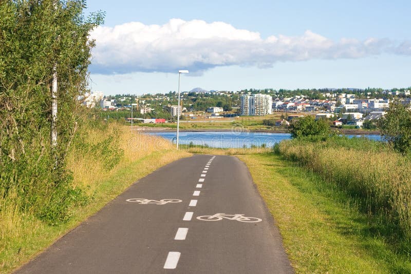 Fietspad Met Metaalomheining Stock Foto - Image of recreatie, fietsen ...