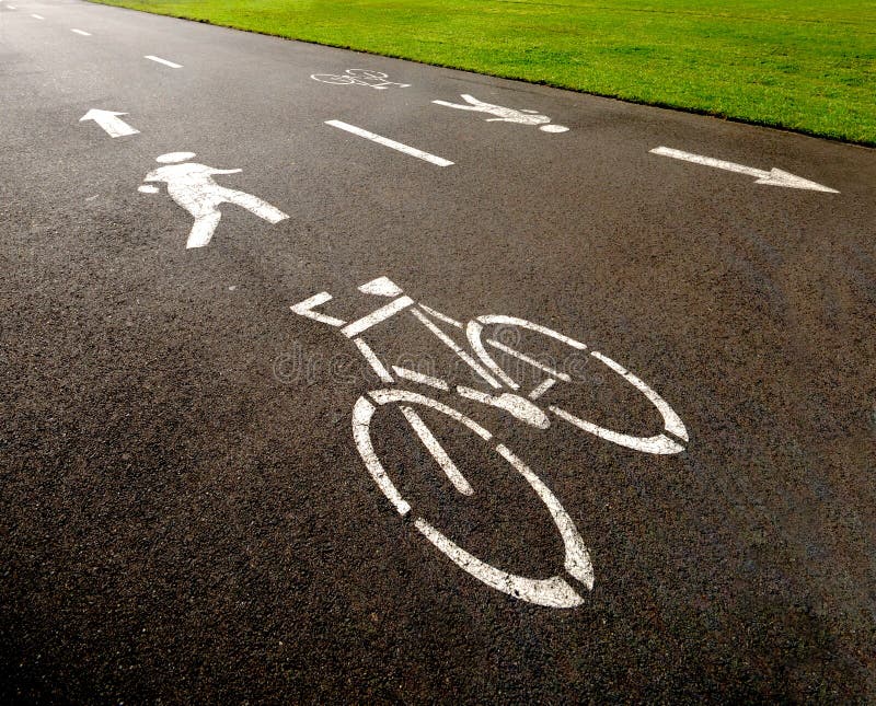 Fietspad stock foto. Image of lopen, bomen, fietsen, gedeeld - 9560956