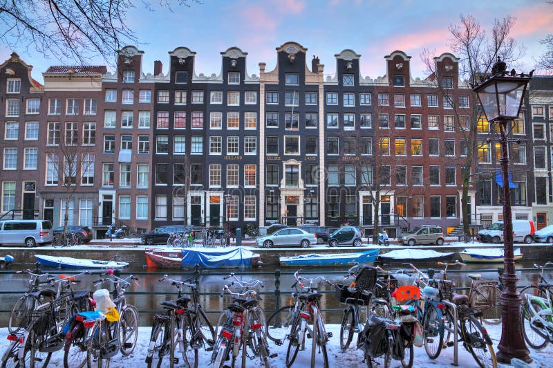 Fietsrijtjeshuizen stock afbeelding. Image of ligplaats - 30868995