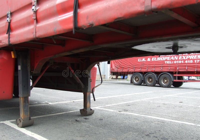 Fifth Wheel and Landing Legs Stock Photo - Image of wheel, skid: 7062870
