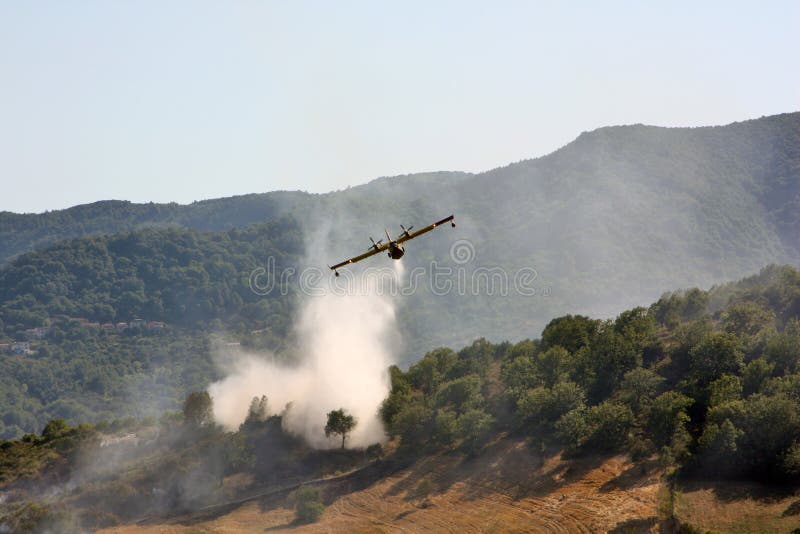 Aircraft Fighting a Bush Fire - Fire Fighters Bush Fores Plane Stock ...