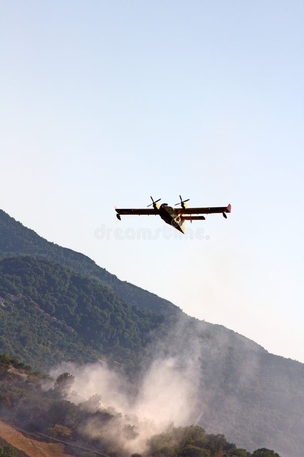 Fighting forest fire stock image. Image of smoke, plane - 25826177