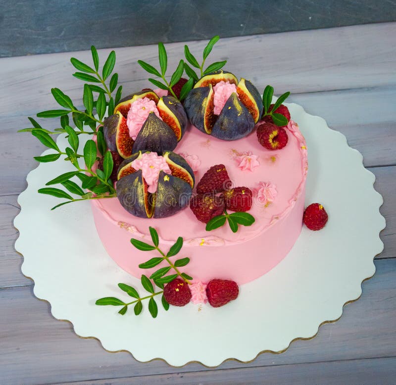 Figs Creamchease Cake with Pistachio Leaves and Gilded Raspberry Stock ...