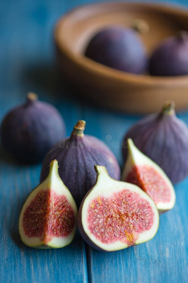 Figs on rustic table stock image. Image of blue, fresh - 33357417
