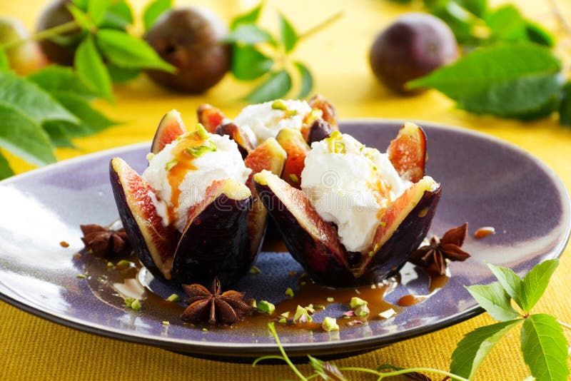 Figues Cuites Au Four Avec Le Thym, Menthe, Cosses De Vanille En Sirop ...