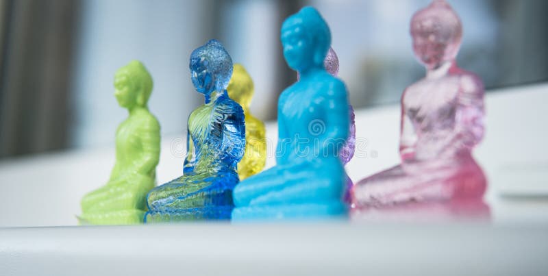 Figura Moderna Del Color De Un Primer De Buda Foto de archivo - Imagen ...